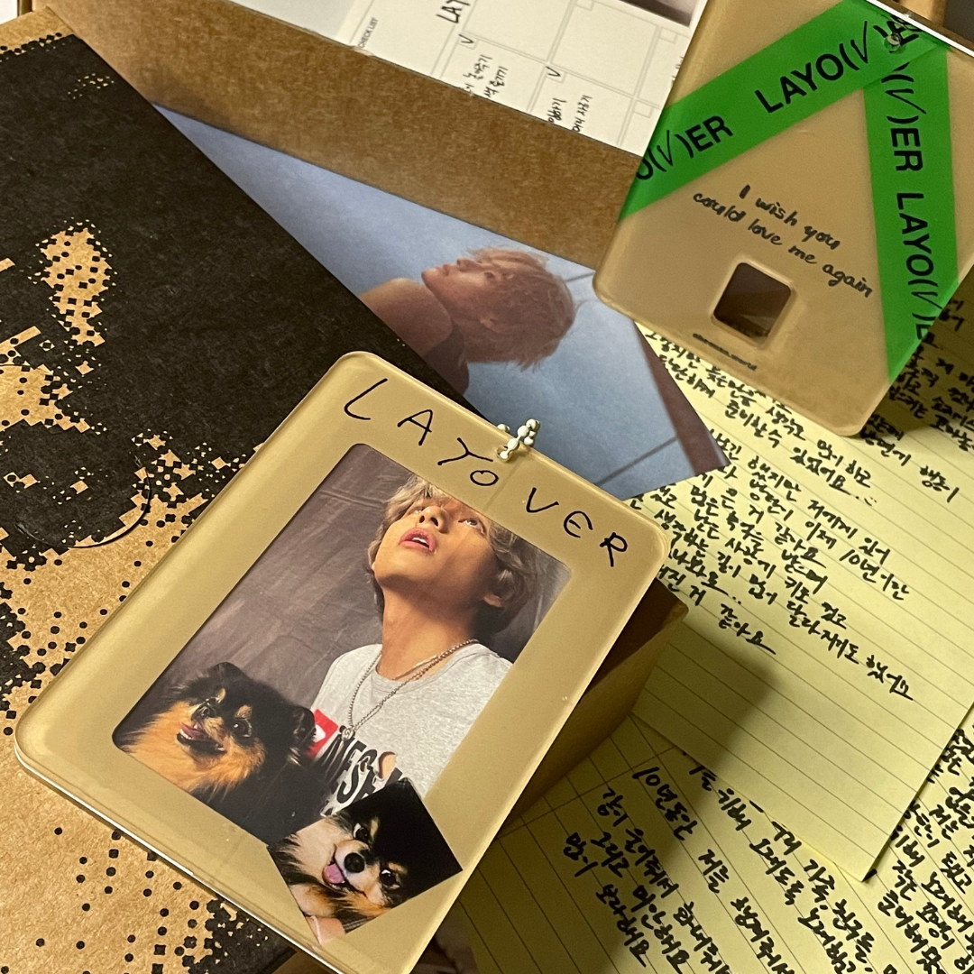[ACRYLIC HOLDER] V'S LAYOVER – Cheonsa World